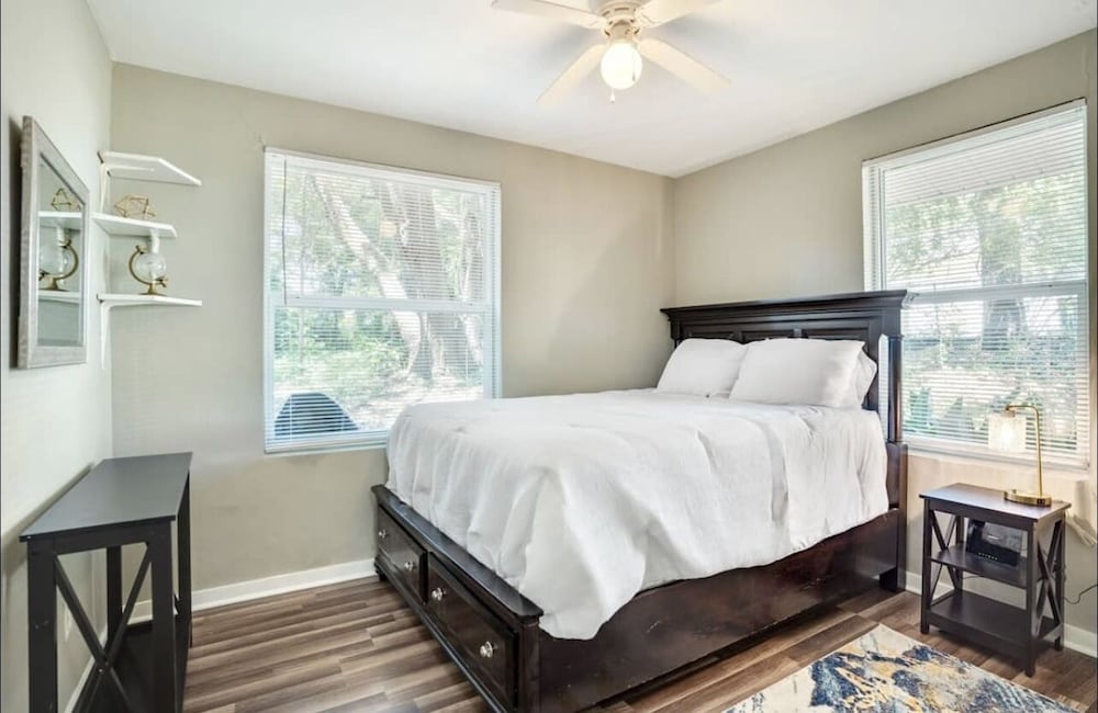 Plush, Private, Modern And Minutes From Campus - Tallahassee Museum