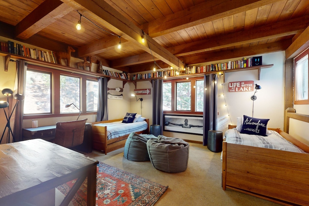 Beautiful Home Near The Lake & Slopes With Private Hot Tub, Pool Table, & Wifi - Zephyr Cove, NV
