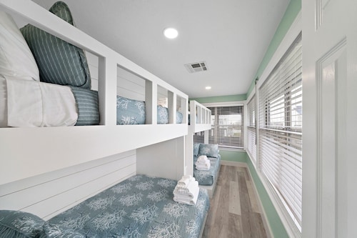 Waterfront Canal Home With Pool & Fishing Access - Galveston, TX