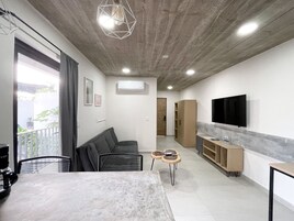 Single Studio Garden View | Sala de estar | Smart TV 