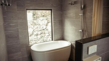 Vila superluxo | Banheiro | Chuveiro com efeito de chuva, secador de cabelo, chinelos 