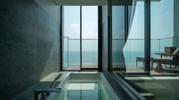 Quarto casal luxo, vista para o mar | Banheiro | Banheira e chuveiro separados, secador de cabelo, roupões de banho