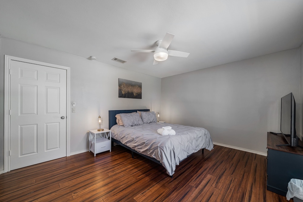 One Story House, King Beds, Tv In All Bedrooms, Desks, Grill And Pool. - Plano, TX