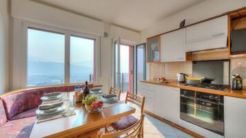 Apartamento Standard, 2 quartos, junto à montanha (Lake View Dom-Us Apartment) | Cozinha privada | Um frigorífico, um forno, uma placa de cozinha