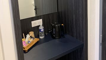 Quarto casal superior, 1 cama de casal | Escrivaninha, espaço de trabalho para notebook, Wi-Fi de cortesia