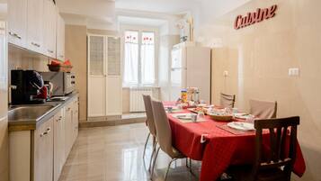 Apartamento | Cozinha privada | Um frigorífico, um micro-ondas, um forno, uma placa de cozinha