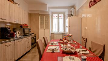 Apartamento | Cozinha privada | Um frigorífico, um micro-ondas, um forno, uma placa de cozinha
