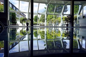 Piscina interna, funciona das 6h às 22h, espreguiçadeiras