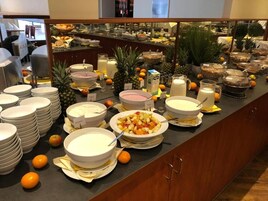 Café da manhã com buffet diário (EUR 9.5 por pessoa) 
