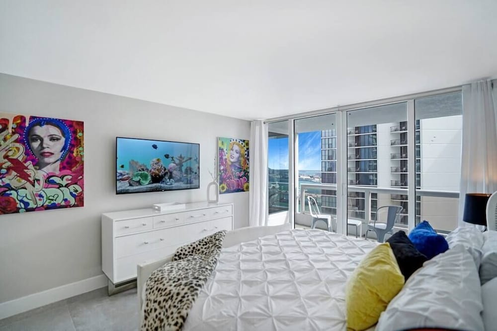 Blue Moon! 3 Bedroom Renovated Condo With Water And City Views - Miami, FL
