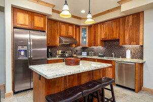 Apartamento em Condomínio Fechado, 2 quartos | Cozinha privada | Uma cafeteira/bule, um frigorífico, um forno, uma torradeira 
