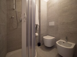 Casa, 1 quarto, sacada | Banheiro | Chuveiro, chuveiro com efeito de chuva, produtos de toalete grátis 