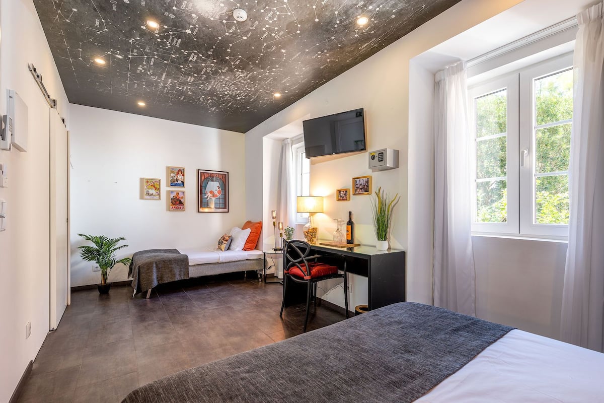 Cofres nos quartos, Wi-Fi de cortesia, roupa de cama