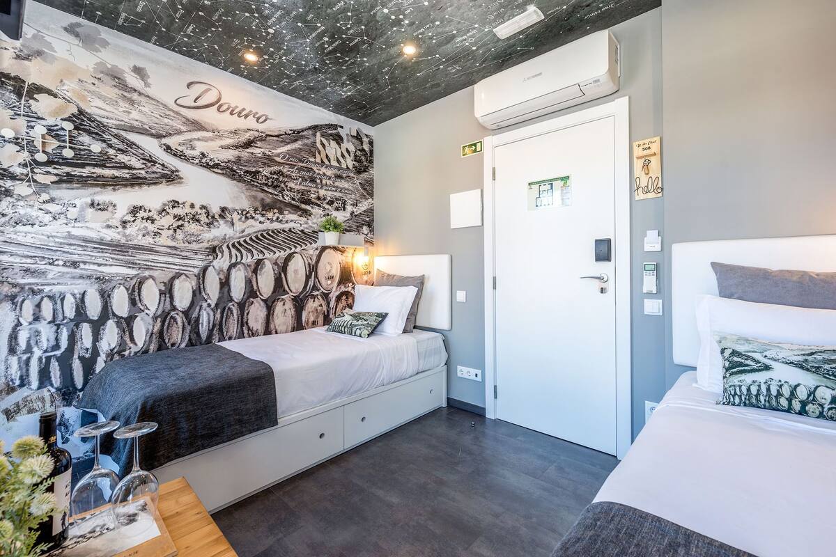 Quarto duplo | Cofres nos quartos, Wi-Fi de cortesia, roupa de cama