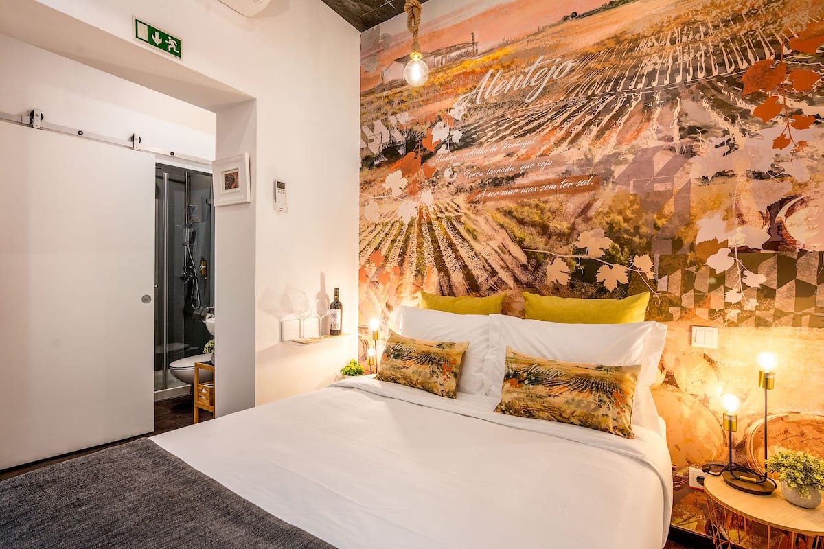 Quarto casal econômico | Cofres nos quartos, Wi-Fi de cortesia, roupa de cama