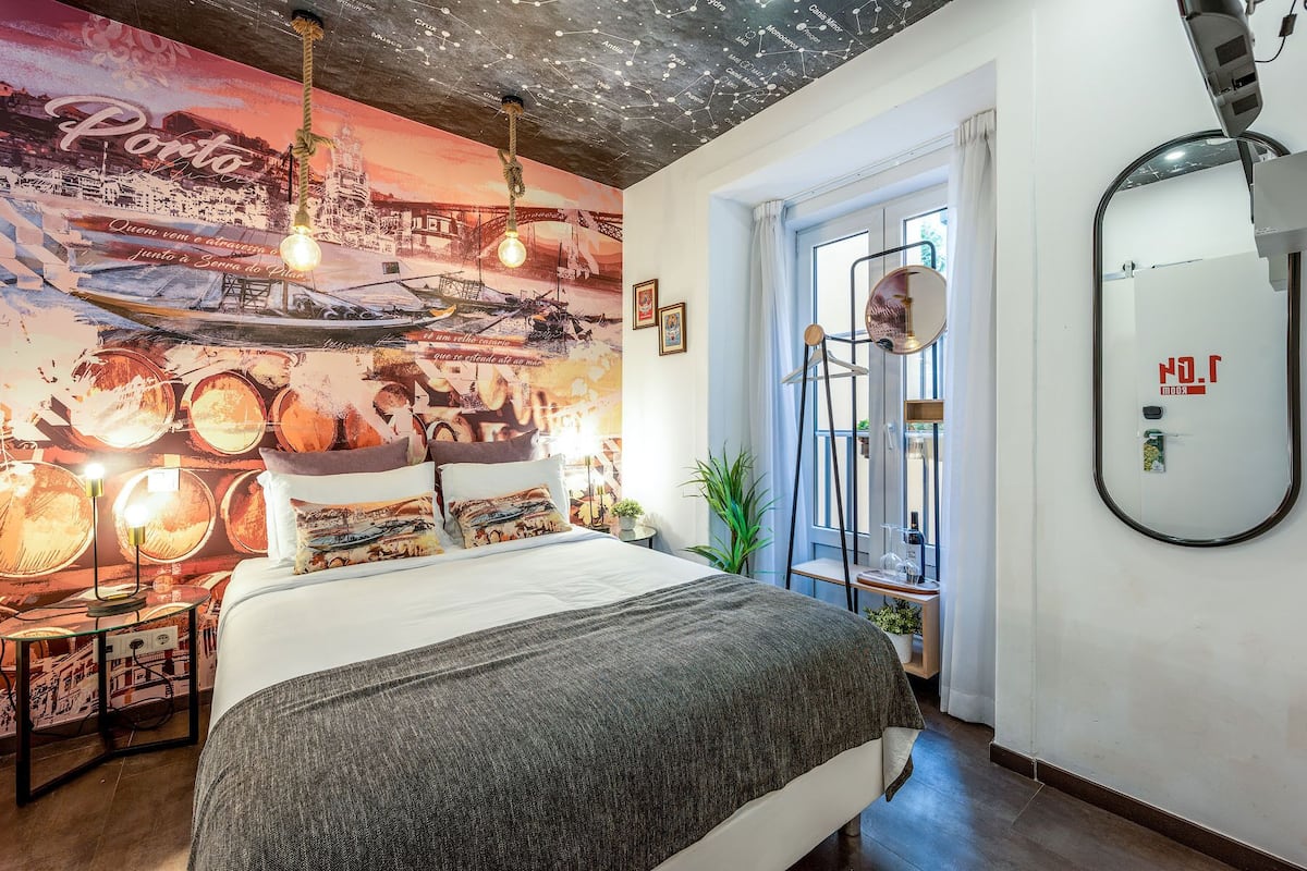 Quarto casal standard | Cofres nos quartos, Wi-Fi de cortesia, roupa de cama