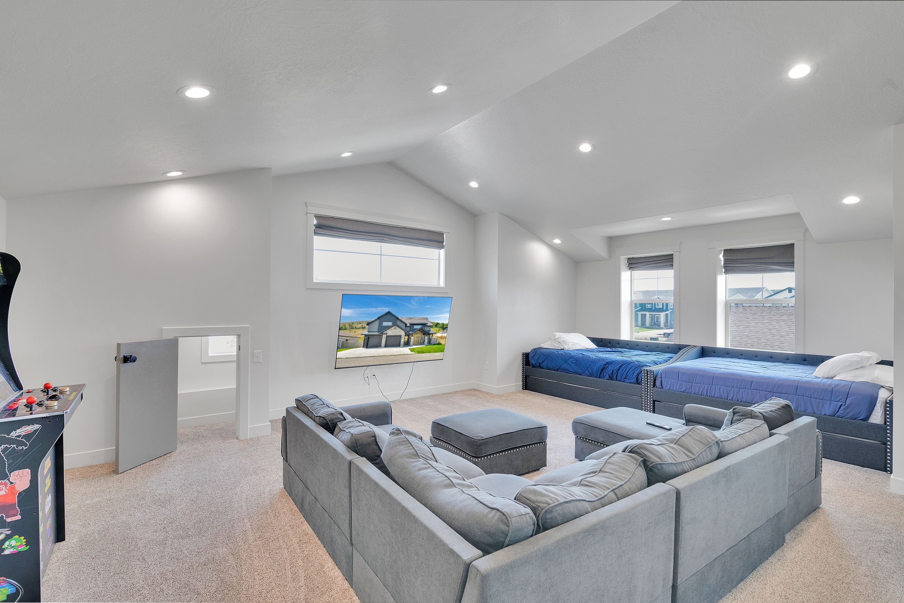 New Spacious Family Friendly Home! Hot Tub, Play Room, Pebble Ice, Pool Table! - Garden City, UT