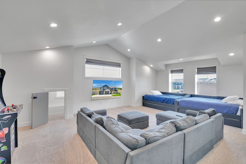 New Spacious Family Friendly Home! Hot Tub, Play Room, Pebble Ice, Pool Table! - Bear Lake State Park, Garden City