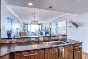 Condo, 3 quartos, vista para o mar (508) | Cozinha privada | Geladeira grande, micro-ondas, fogão, cooktop