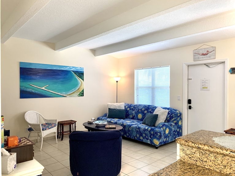 Hutchinson Island Dog Friendly Cozy Condo. Directly Across From The Beach! - Fort Pierce, FL