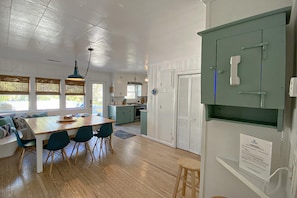 Casa, 5 quartos | Cozinha privada | Um forno, utensílios de cozinha, mesas de jantar