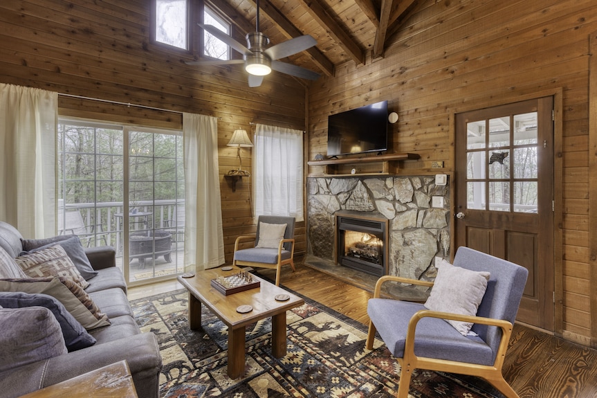 Size Matters Cabin! Indoor Hot Tub, Indoor Fire Place... - Blue Ridge, GA