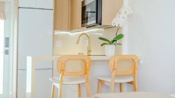 Estúdio, 1 cama Queen, para não fumantes, vista para o jardim | Cozinha privada | Geladeira grande, micro-ondas, cooktop, torradeira