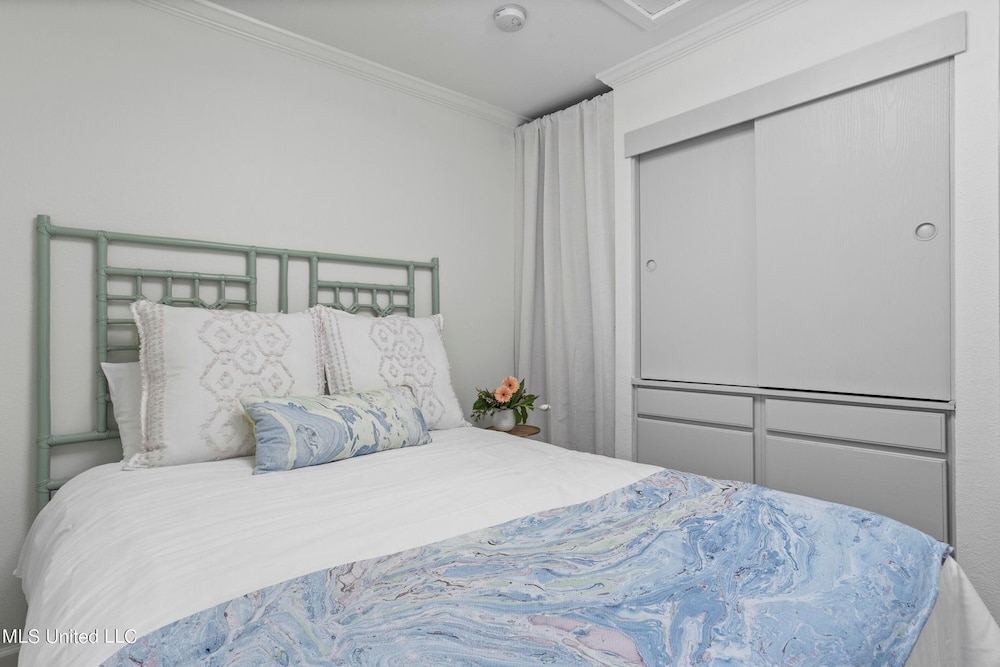 Picture Book Community In Downtown - Mississippi