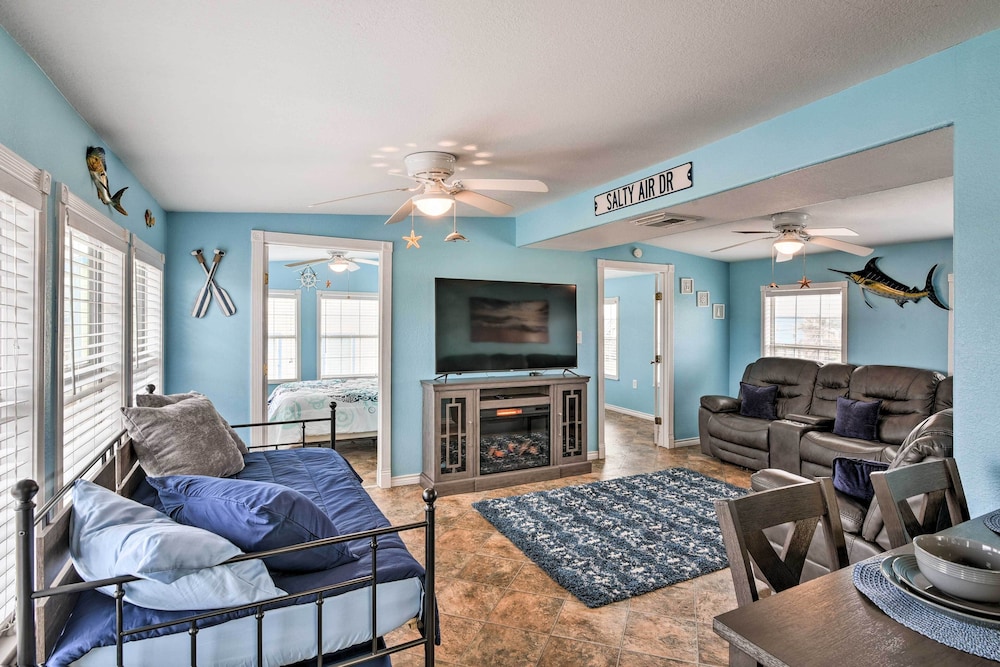 1 Block To Surfside Beach: Home W/ Deck! - Lake Jackson, TX