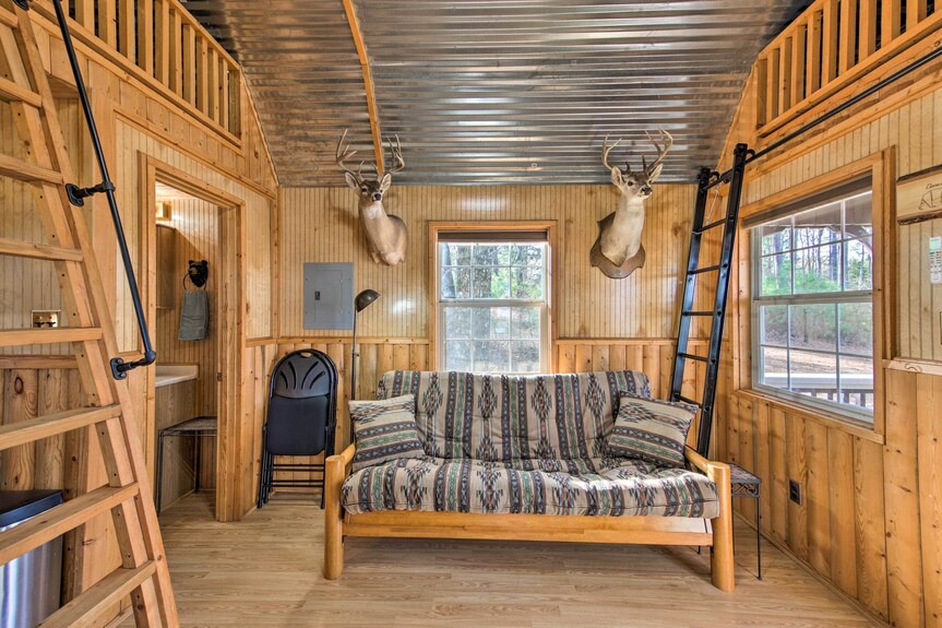 Lakefront Cabin W/ 2 Lofts, Boats On 4 Acres - Texas