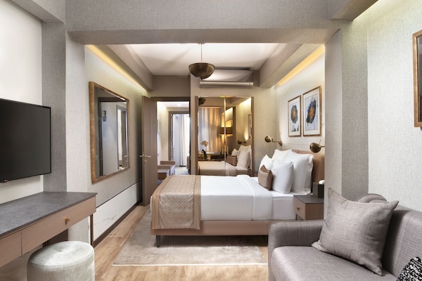 Two Bedroom Suite | Roupas de cama premium, frigobar, cofres nos quartos, escrivaninha