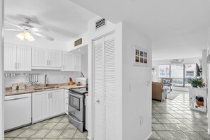 Condo, 1 quarto | Cozinha privada | Geladeira, micro-ondas, cooktop, lava-louças