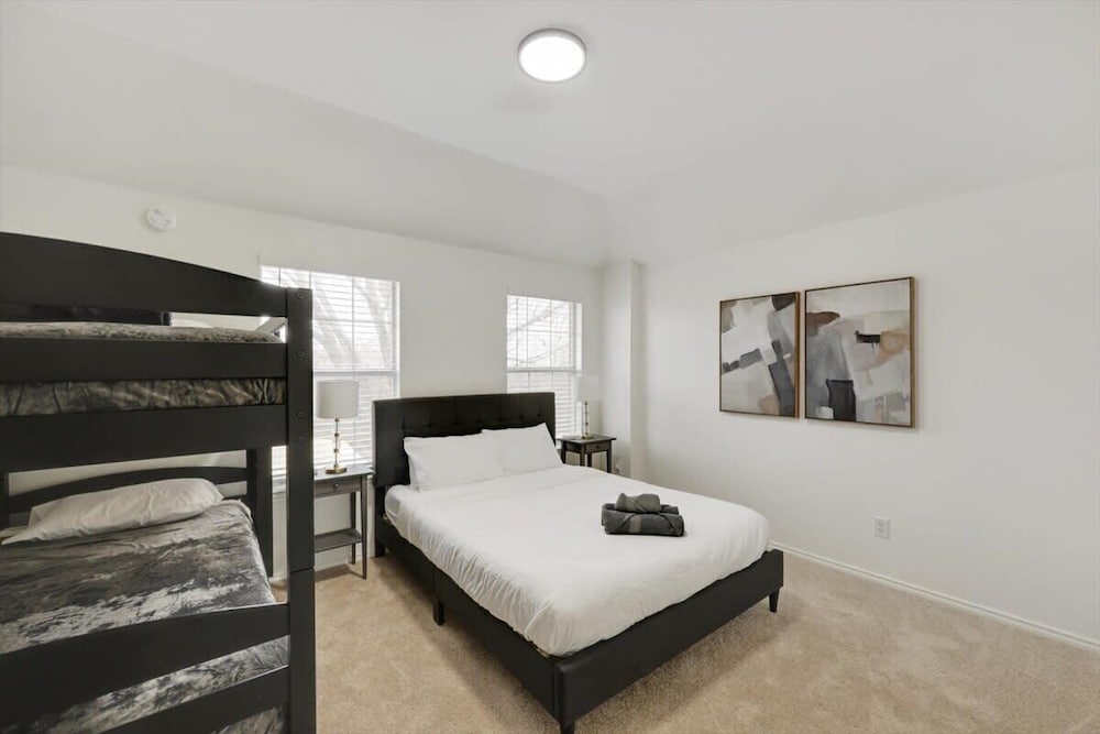 5 Bedrooms, Backyard Oasis - Groups Welcome! - Plano