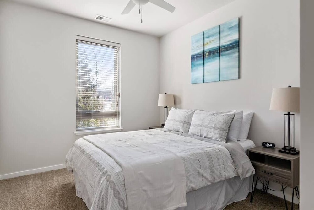 *Trendy 2 Bedroom Condo Near Downtown Tc* - Traverse City, MI