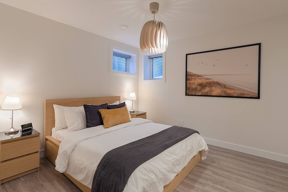 Central Uofa » Luxurious Suite » Separate Entrance - Alberta