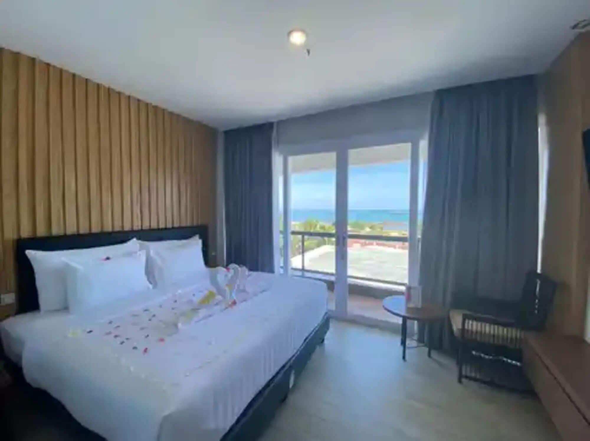 Raja Hotel Kuta Mandalika Powered by Archipelago in Kuta: Find Hotel ...