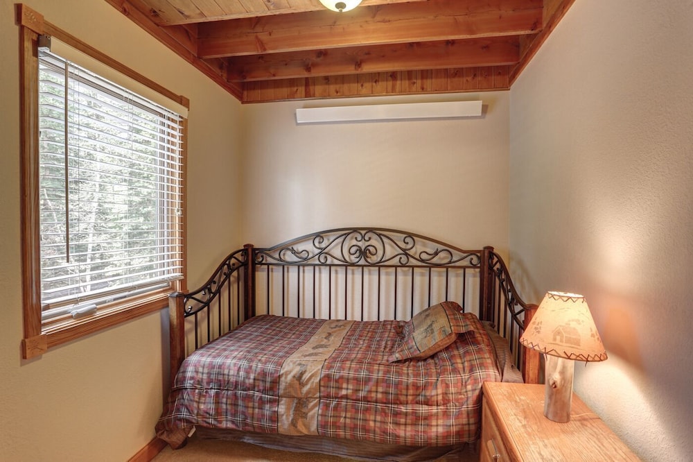 Hillside Hideaway - Charming Black Hills Cabin In Private Location With Hot Tub! - South Dakota