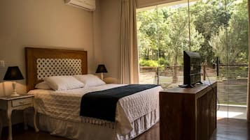 Quarto Clássico com Cama de Casal, no rés do chão | Roupa de alta qualidade, secretária, Wi-fi grátis