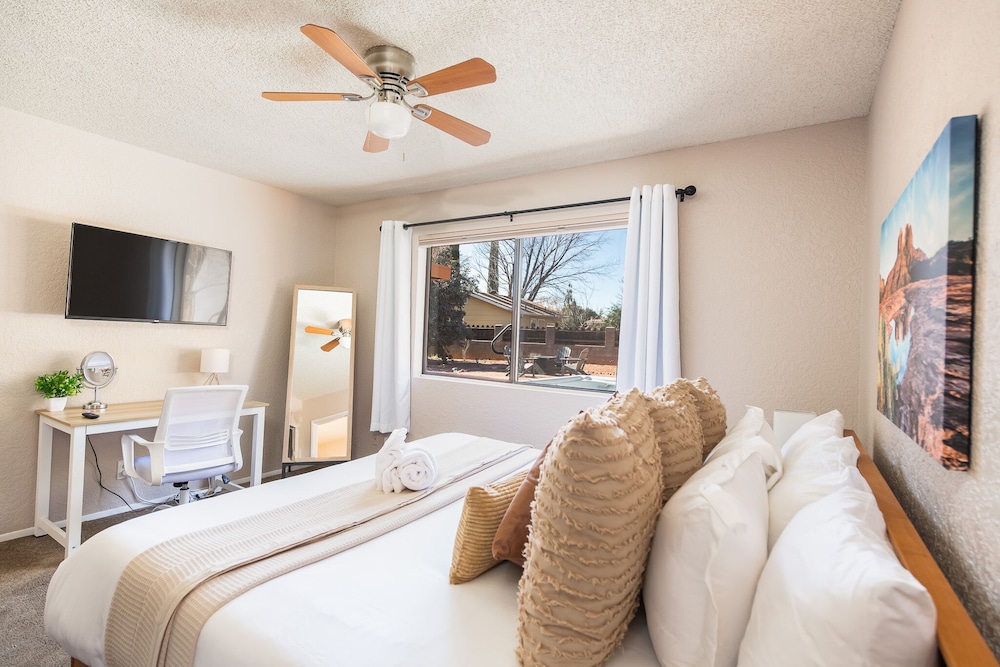 Oasis Retreat Home With Spacious Yard & Hot Tub - Sedona, AZ