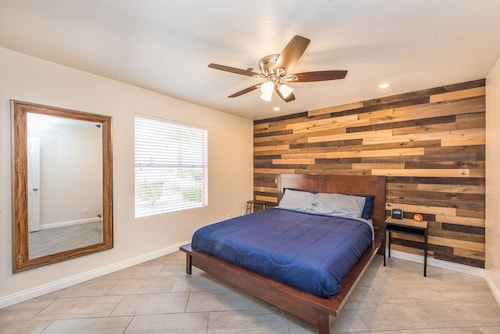 Upgraded Condo One Block From Strip - Las Vegas