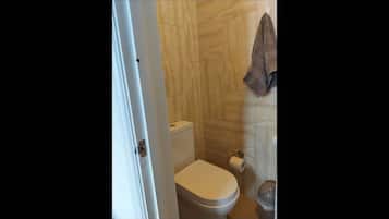 Quarto, 1 quarto, Vista para a cidade | Comodidades da casa de banho