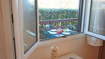 Bangalô, 1 quarto, varanda, vista para o jardim | Parte interna