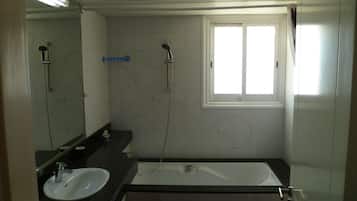 Dormitório Partilhado, 1 quarto, varanda | Casa de banho