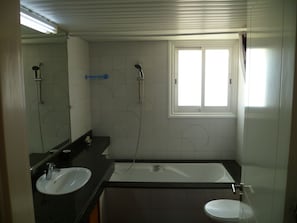 Dormitório compartilhado, 1 quarto, sacada | Banheiro
