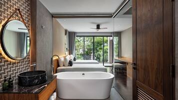 Mint Grand Villa 3 Bedrooms | Casa de banho | Um polibã e uma banheira separados, uma banheira de imersão total