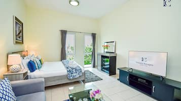 Estúdio standard, 1 cama Queen | Área de estar | Smart TV 42 polegadas com canais a cabo, TV