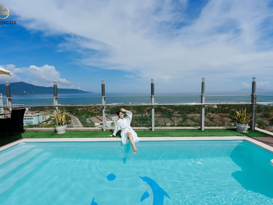 Piscina exterior, espreguiçadeiras