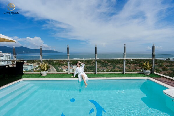 Piscina exterior, espreguiçadeiras