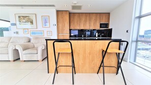 Penthouse Premium | Cozinha privada | Um frigorífico, um micro-ondas, um forno, uma placa de cozinha 