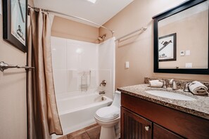 Apartamento em Condomínio Fechado, 1 quarto | Casa de banho | Toalhas fornecidas 